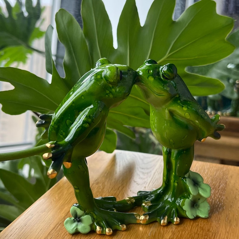 Handmade Glass Kissing Frog Figurine: Romantic Couple Ornament - Etsy