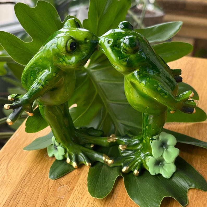 Handmade Glass Kissing Frog Figurine: Romantic Couple Ornament - Etsy