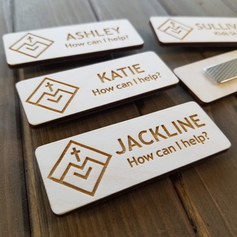 Gravierte Holz-Namens-Anstecker mit Magnet oder | Etsy