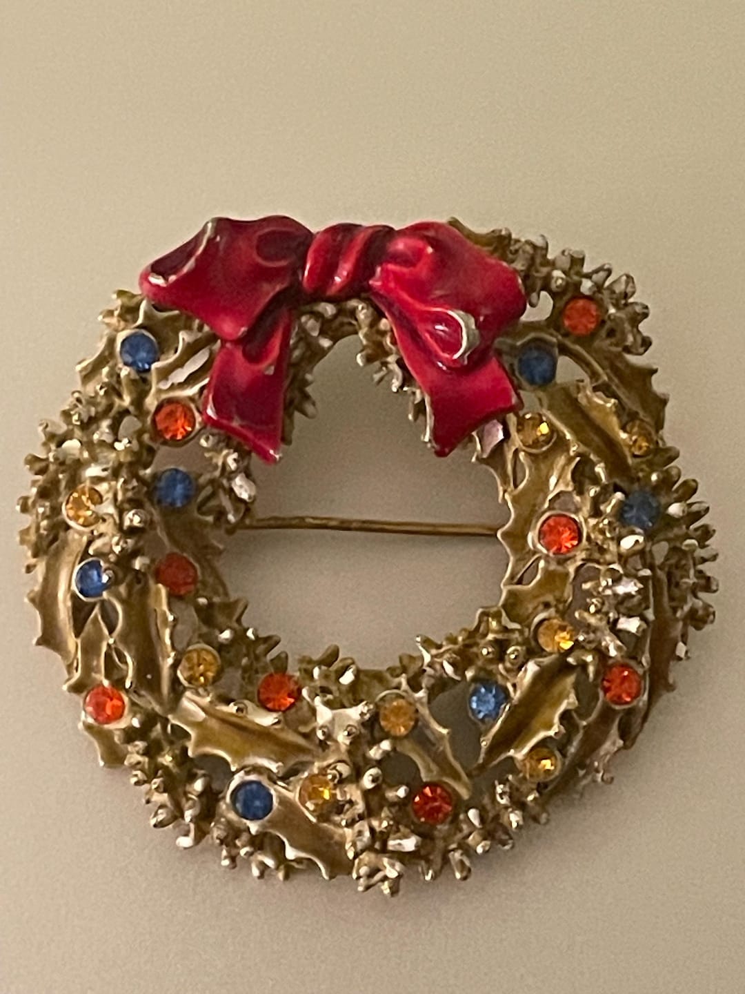 Vintage Signed ART Christmas Wreath Pin - Etsy