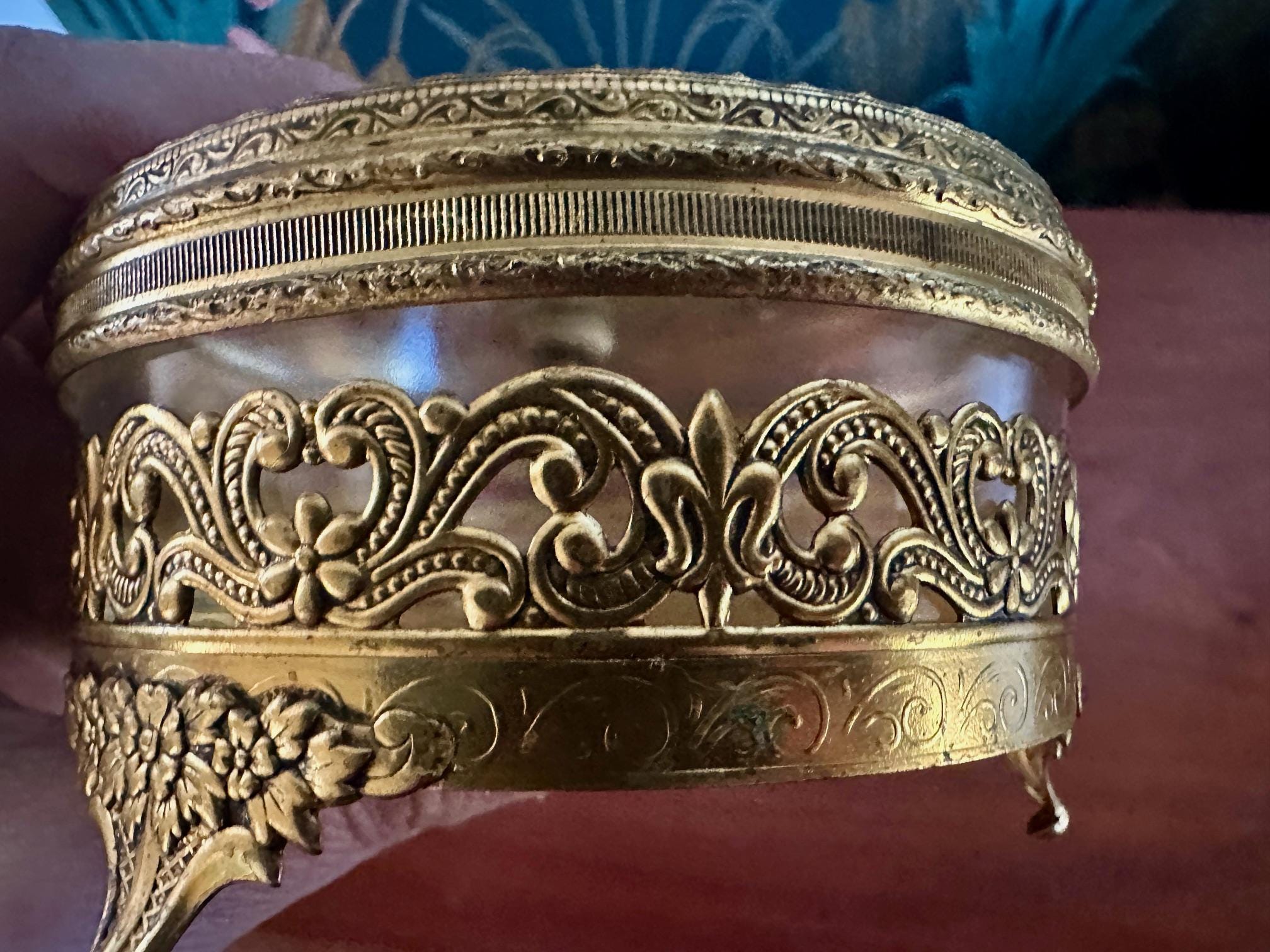 Vintage Gold Hollywood Regency Style Powder Puff Holder With Fleur De ...