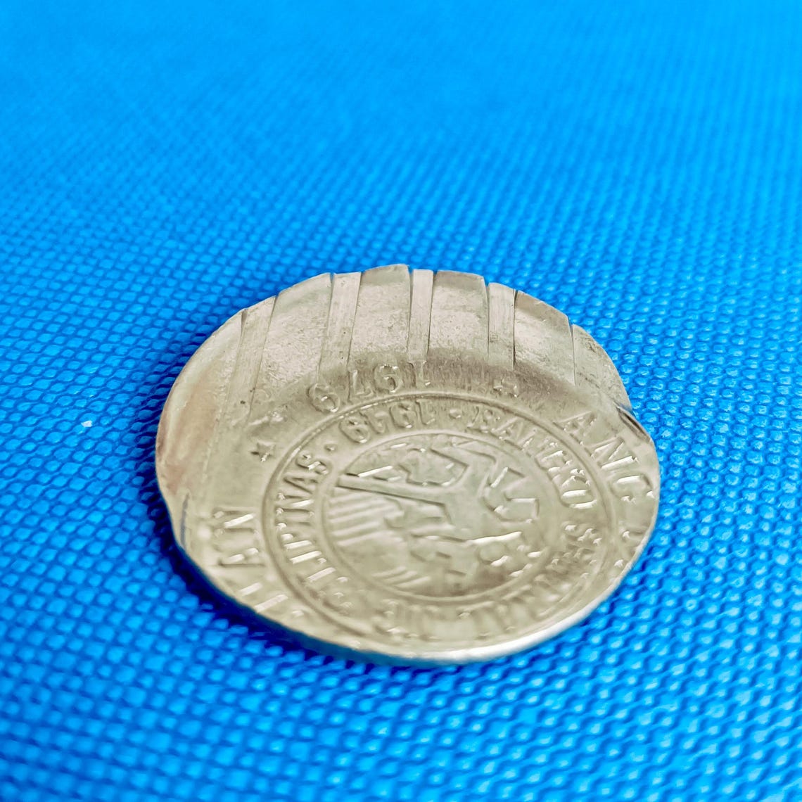 1979 Philippines 25C Peso Waffle Error Coin: Ang Bagong Lipunan ...
