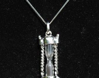 Hourglass Detail Pendant Necklace - Etsy