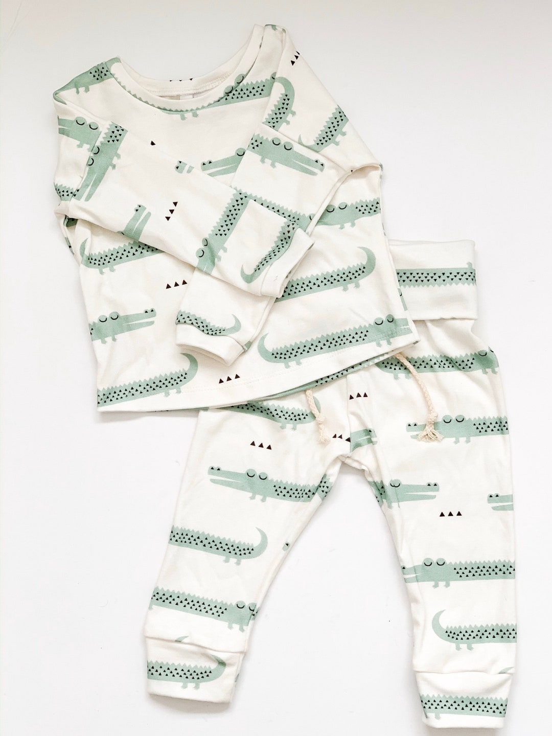 Conjunto de bebé de algodón orgánico: estampado de caimán, ropa de ...