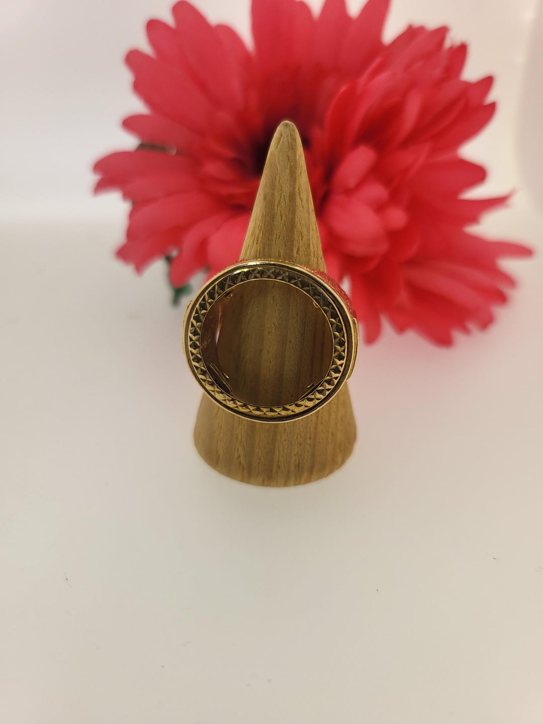 Vintage Pre-loved 9ct Yellow Gold Full Sovereign Ring Mount. UK Size V ...