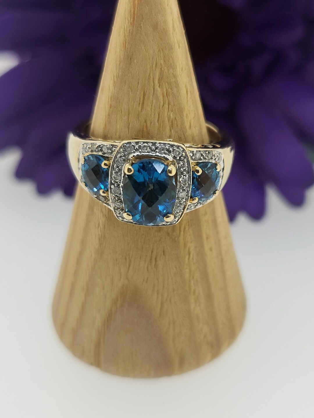 Vintage Pre-loved 9ct Yellow Gold Blue Topaz and Diamond Ring. Weight 3 ...