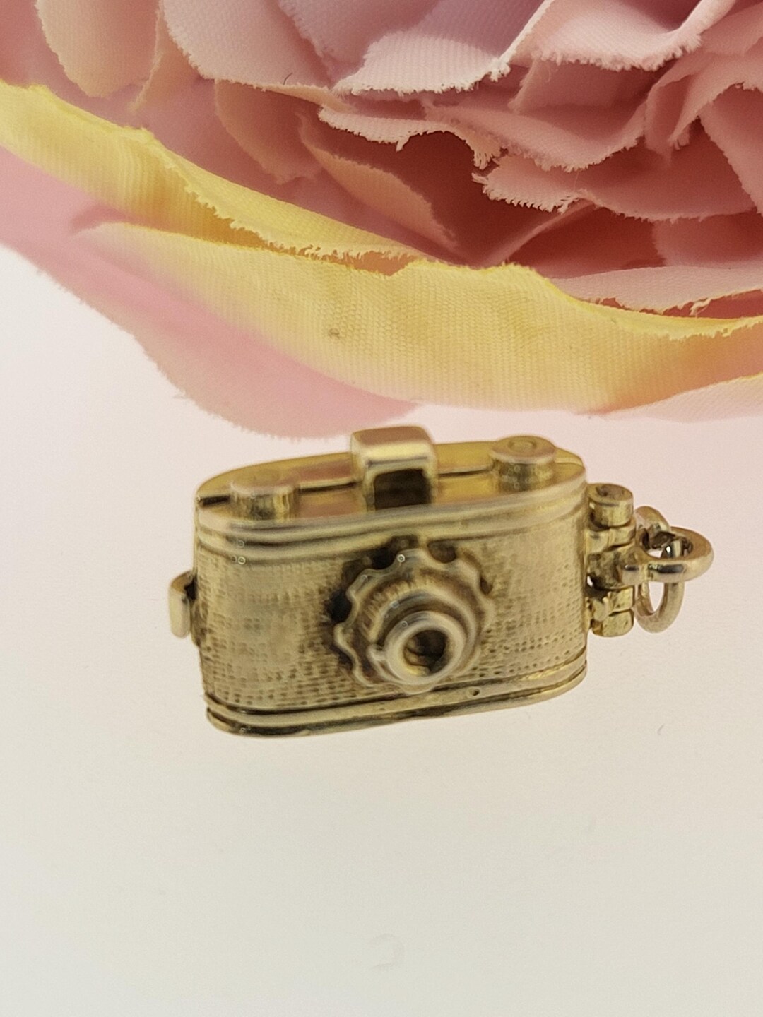 Vintage Pre-loved 9ct Yellow Gold Camera Charm Pendant Opens to Reveal ...