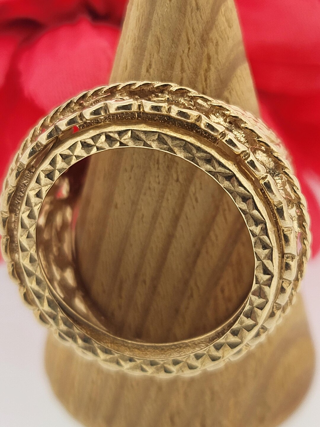 Vintage Pre-loved 9ct Yellow Gold Full Sovereign Ring Mount. UK Size W ...