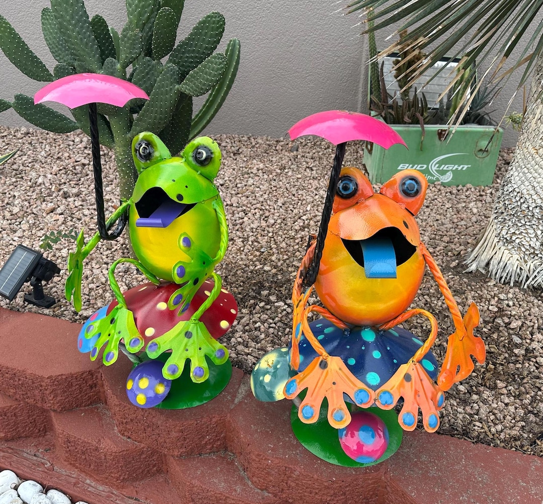Lifesize Handmade Metal Frog With Mushroom Umbrella | Farmhouse Yard ...
