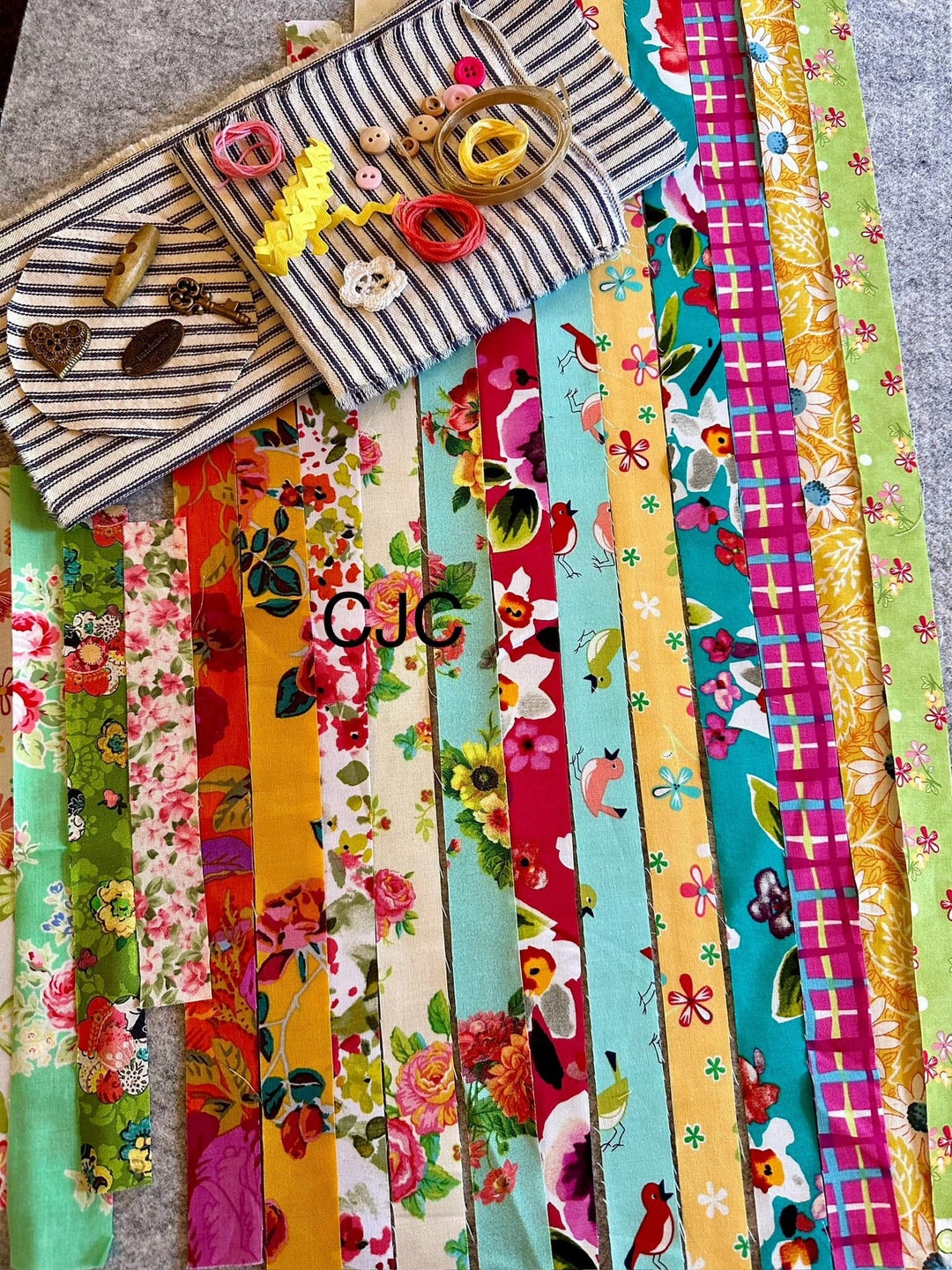 Bright Delight Slow Stitching Kit - Fabric Strips, Buttons, Vintage ...