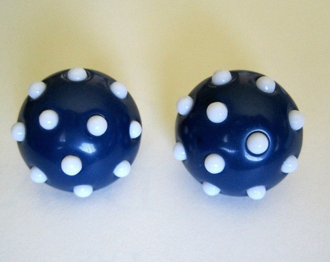 TRIFARI Bakelite Navy Blue Clip-on Earrings. Vintage. - Etsy