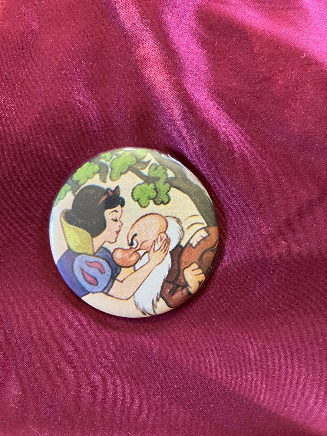 Snow White Kissing Grumpy / Seven Drawfs / Button / Pin - Etsy