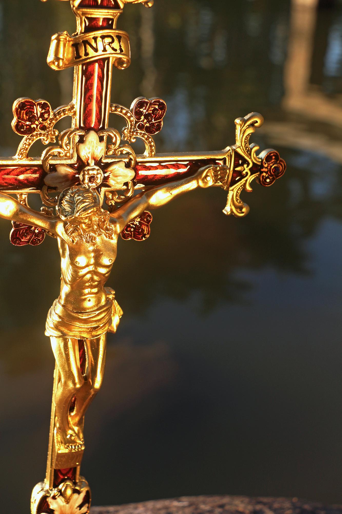 Jesus Christ Crucifix Sculpture INRI Gold Metal Cross With Flower ...