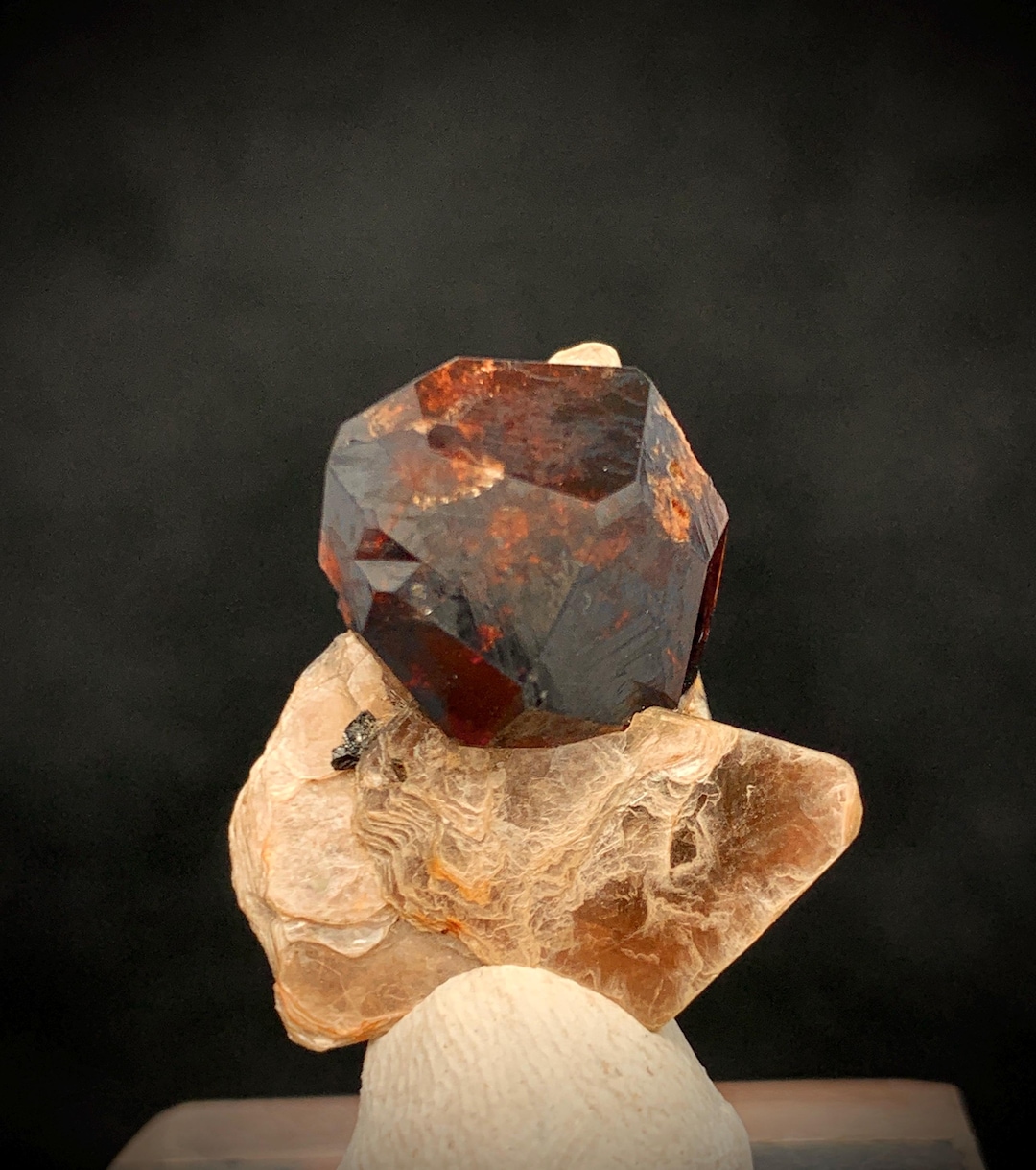 Muestra de cristal de granate rodolita natural: alto brillo, bien ...