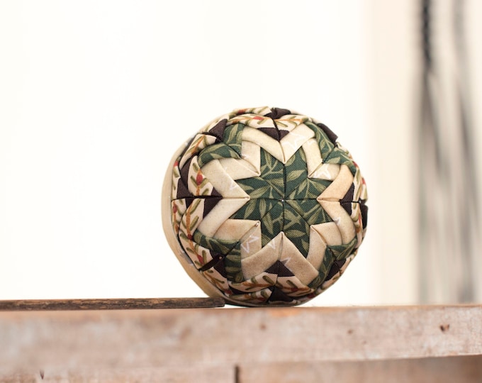 DIY Traditional Quilted Fabric Ball Christmas Ornaments Pattern and ...