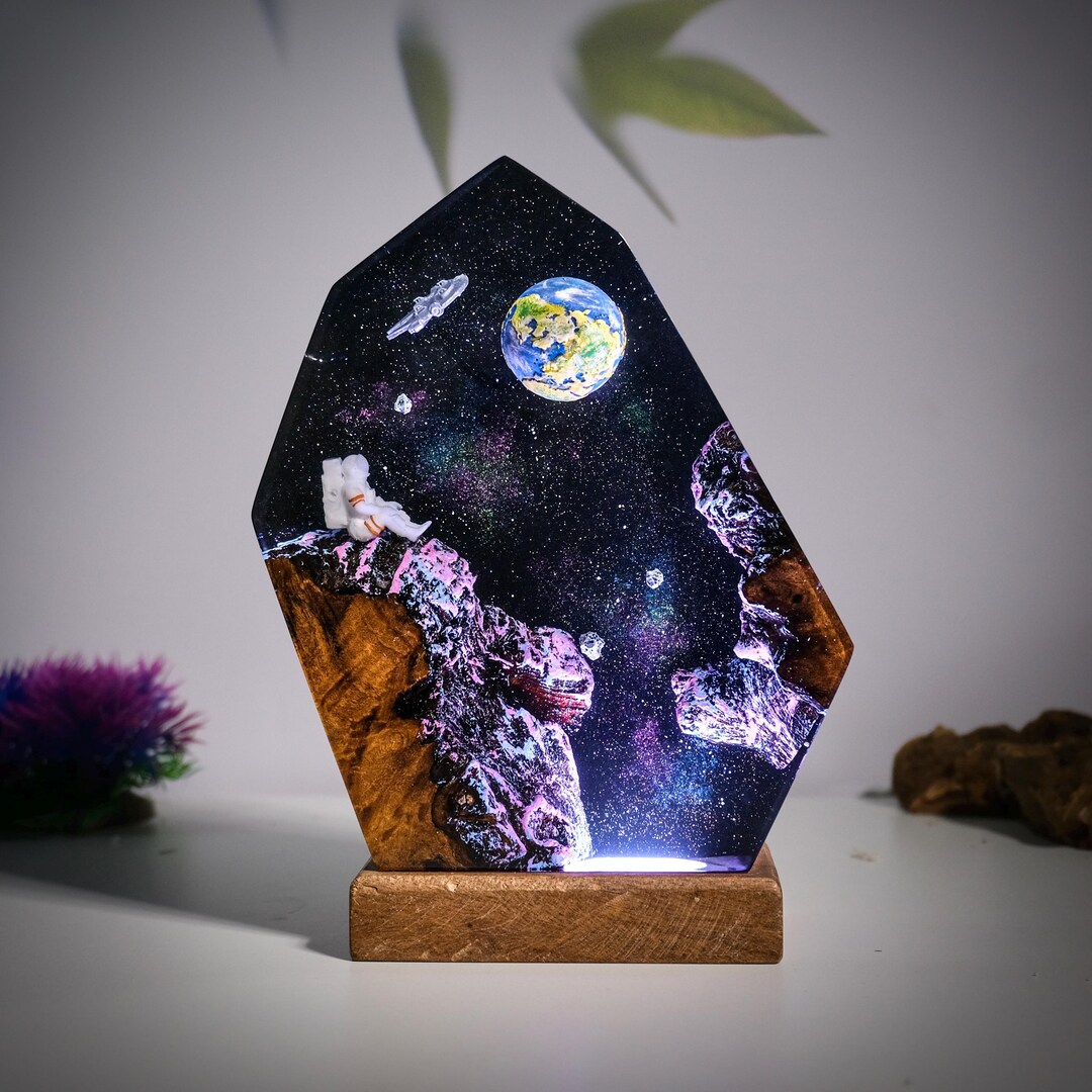 Space Resin Lamp, Astronaut Resin Night Light, Custom Night Light ...