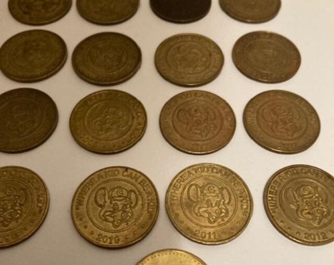 Chuck E. Cheese 17 Vintage Brass Tokens All Different Years 1992-2014 Showbiz Pizza Time ...