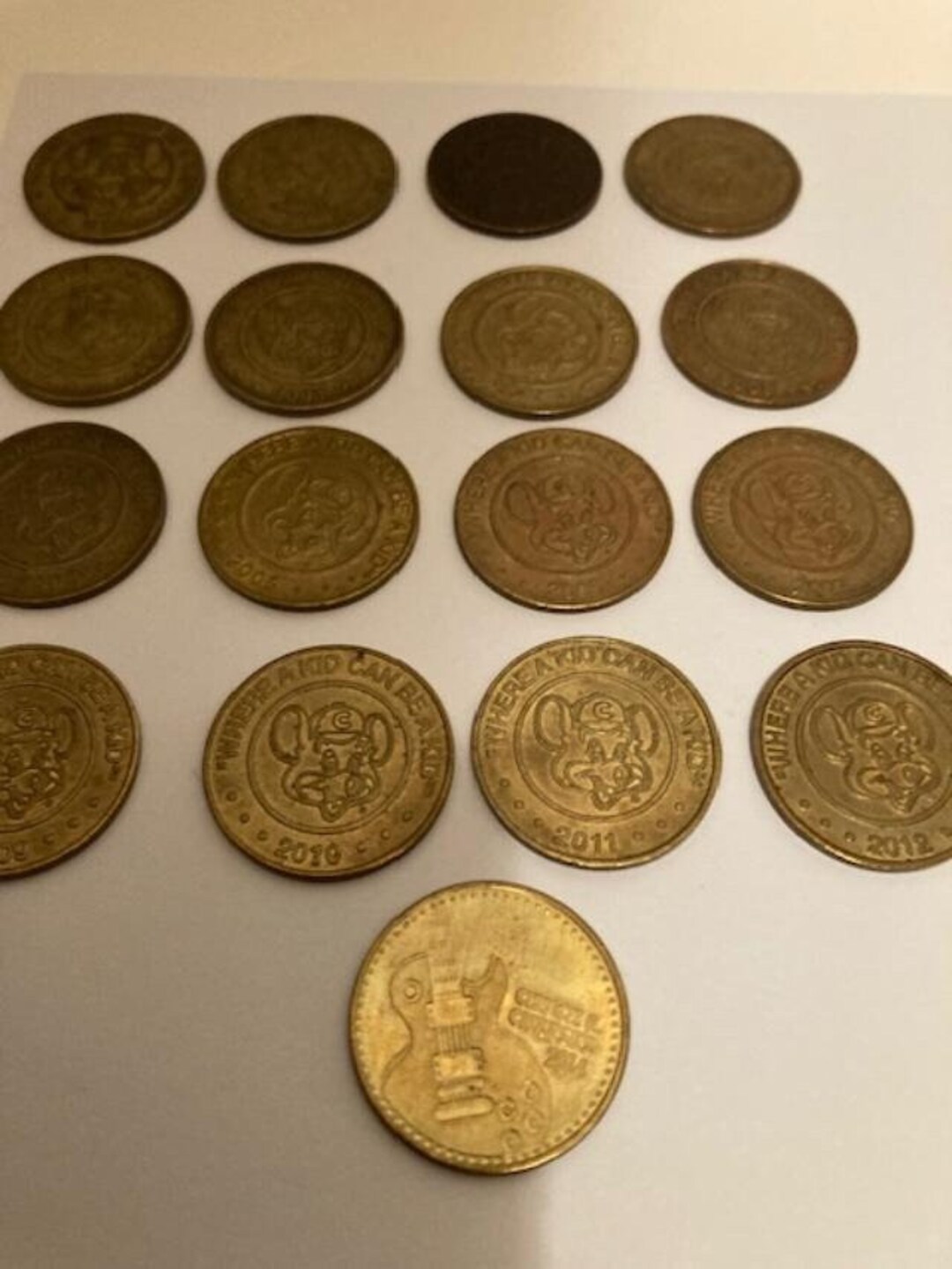 Chuck E. Cheese 17 Vintage Brass Tokens All Different Years 1992-2014 Showbiz Pizza Time ...