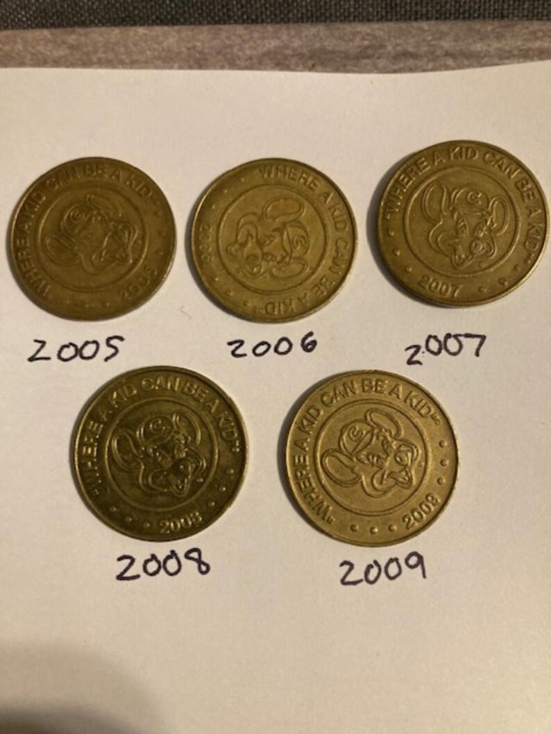 Chuck E. Cheese 13 Vintage Brass Tokens All Different Years 1997-2014 Showbiz Pizza Time ...