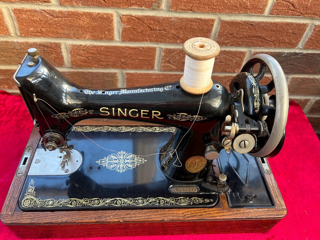 Antique Singer Sewing Machine in Working Order. Made in 1922 in ...