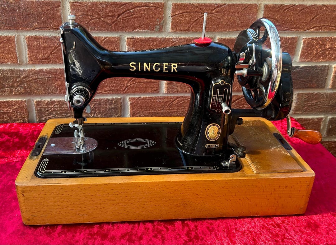 Vintage Singer Sewing Machine With Case. 1950s - Etsy
