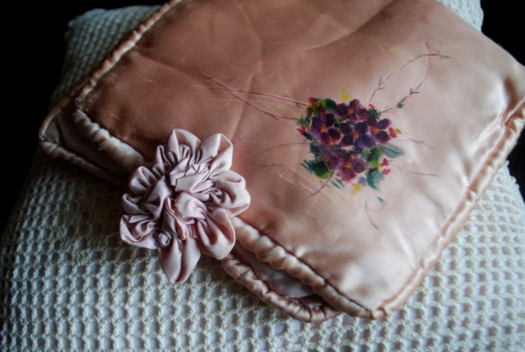 Art Nouveau Vintage 1930, Pastel Peach Silk ,boudoir , Hanky, Lingerie, Hosiery ,padded Folder ...
