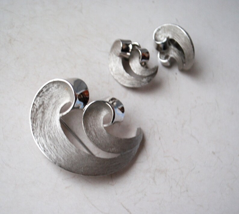 Mod Vintage 60s, Silver Tone Brushed Metal , Swirl Design Jewelry Set ...