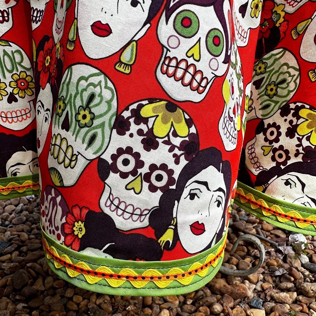 Frida Kahlo Day of the Dead and Sugar Skulls Round Tablecloth ...