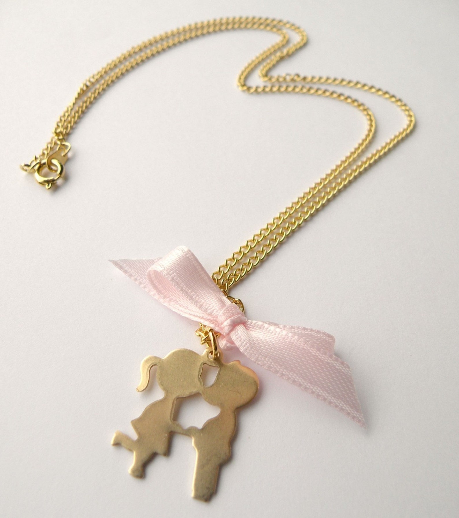 Kissing Couple Necklace - Etsy