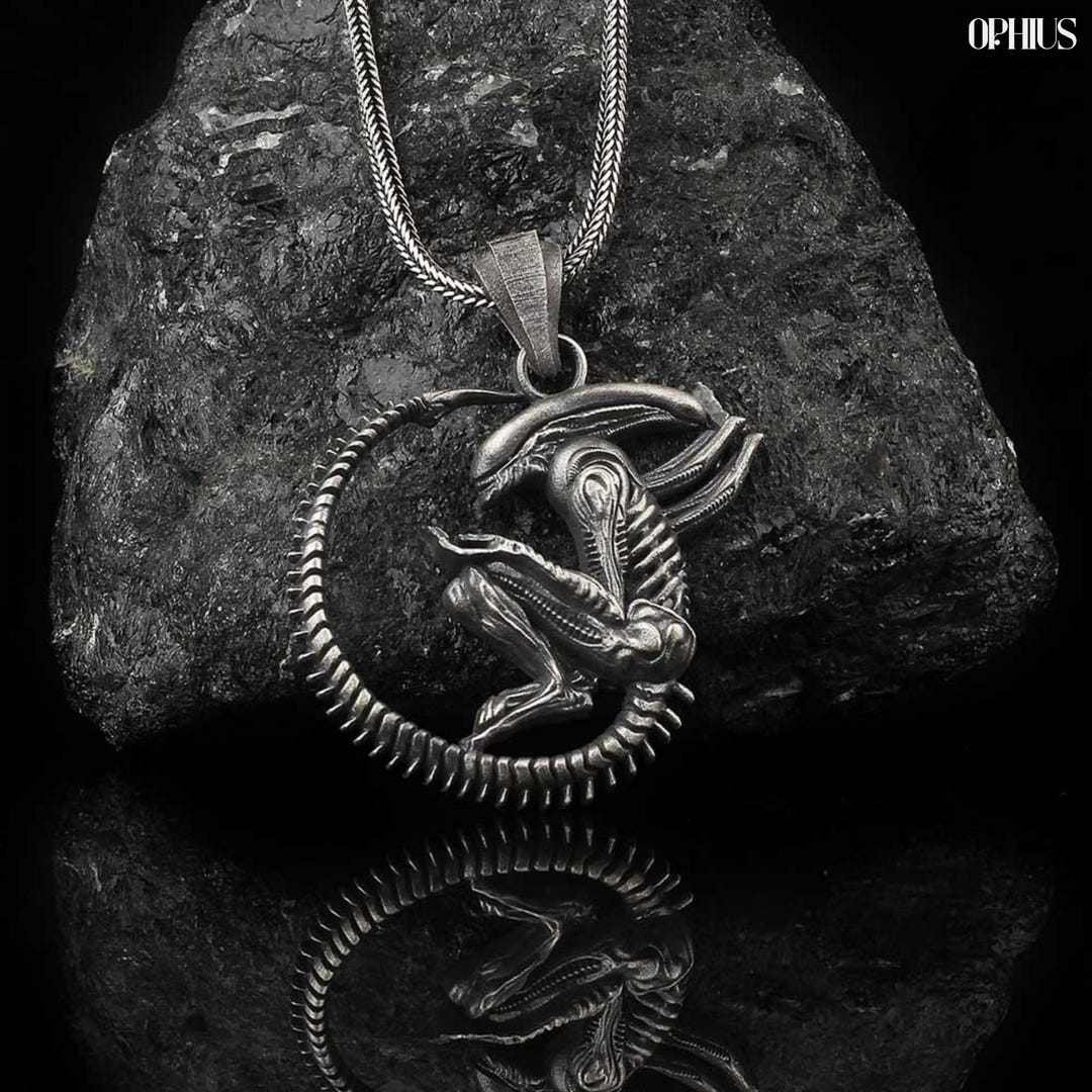 Alien Xenomorph Queen Necklace, Silver Facehugger Pendant for Men ...