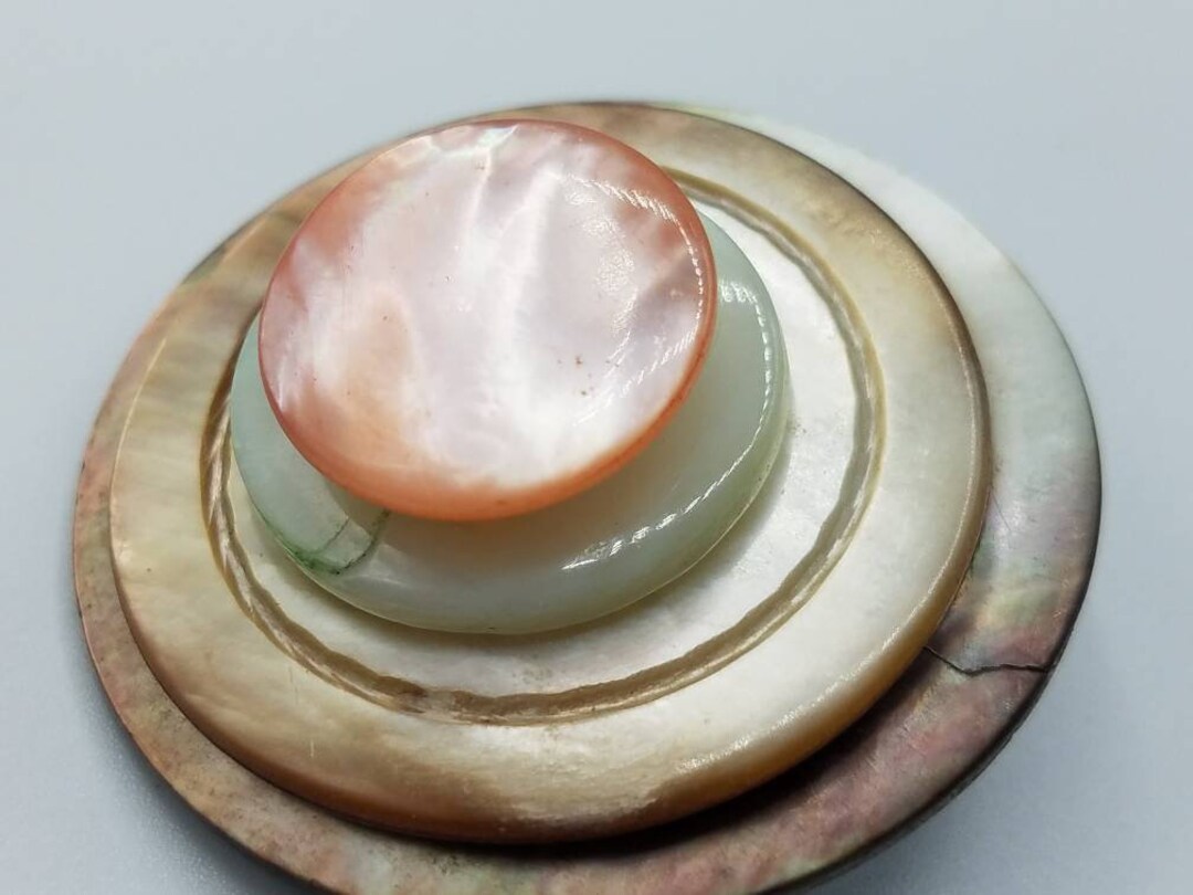 Vintage Buttons, 1 Stack of 4 Buttons Pastel Dyed and Natural Mother of ...