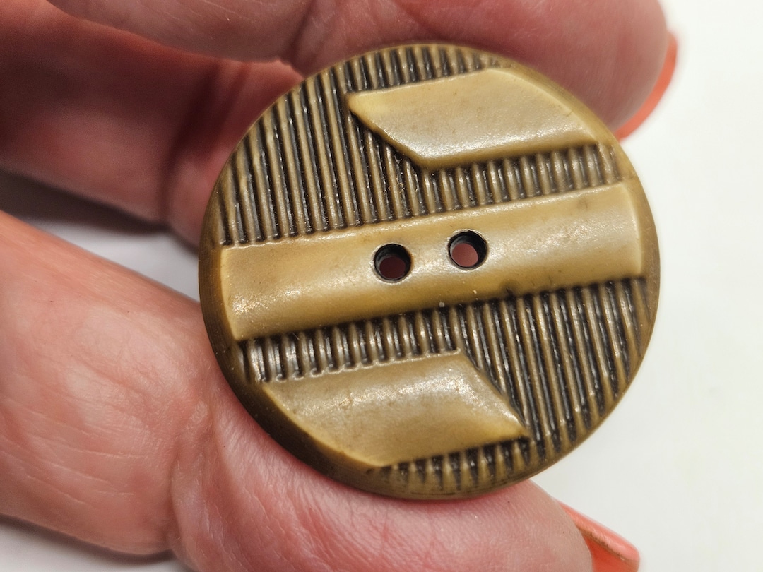 Vintage Buttons - 1 Wafer Style Carved Celluloid, Tan 1" 25.5mm Sew ...