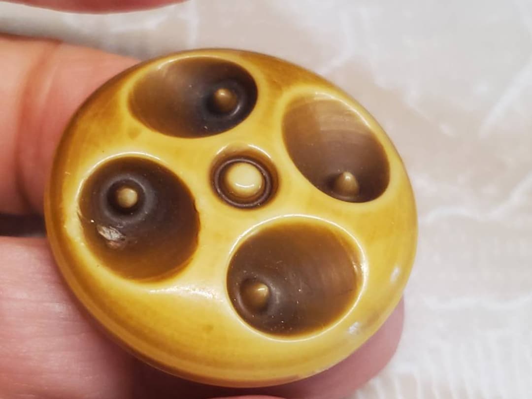 Vintage Buttons Lot of 1 Large 1 1/4 32mm Buffed Celluloid Brown ...