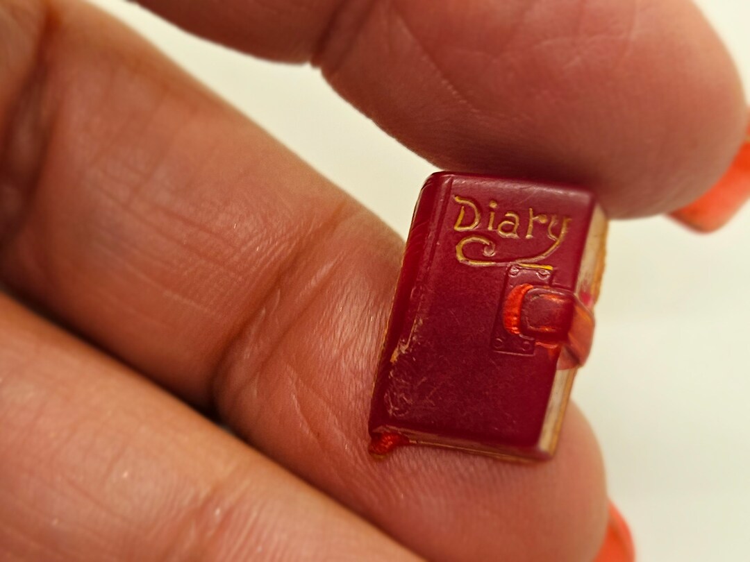 Vintage Button, 1 Realistic Diary Early Plastic, 1940's Design 11/16 ...