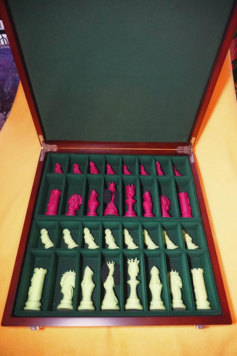 HORROR CHESS - 3D Printed Horror Chess Set in a Luxurious Root-effect ...