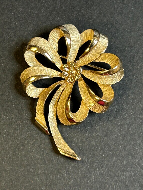 1960s Vintage Trifari signed flower brooch - Gem