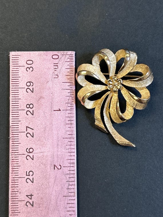 1960s Vintage Trifari signed flower brooch - Gem