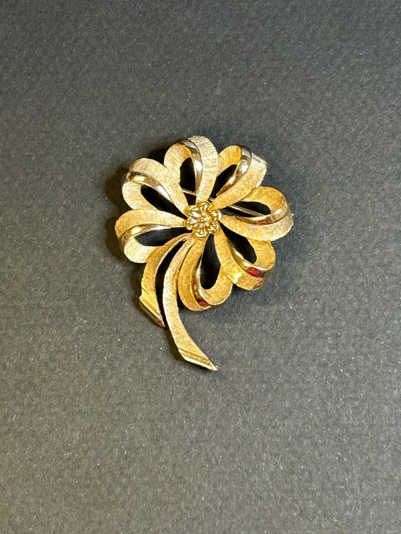 1960s Vintage Trifari signed flower brooch - Gem