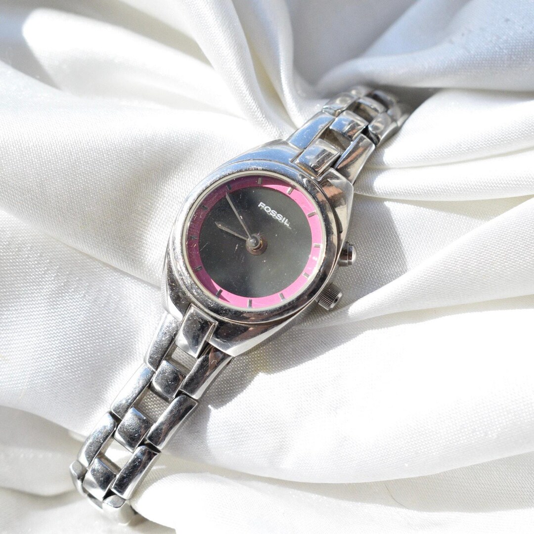 Womens Fossil Silver Toned Clasp Band Style Watch Flashing Yellow ...