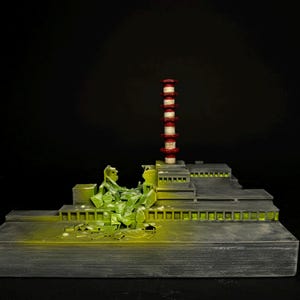 Chernobyl Nuclear Power Plant Model – Glow-in-the-dark Diorama ...