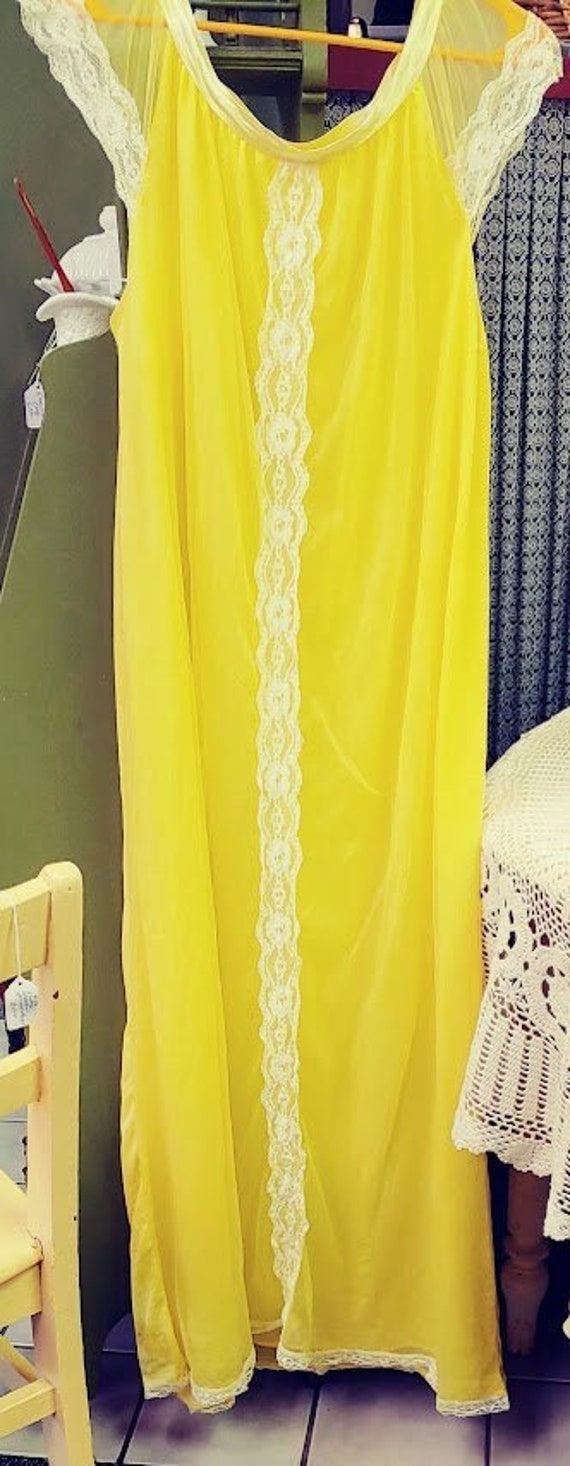 Vintage 1960's Yellow Nightgown with lace and satin t… - Gem