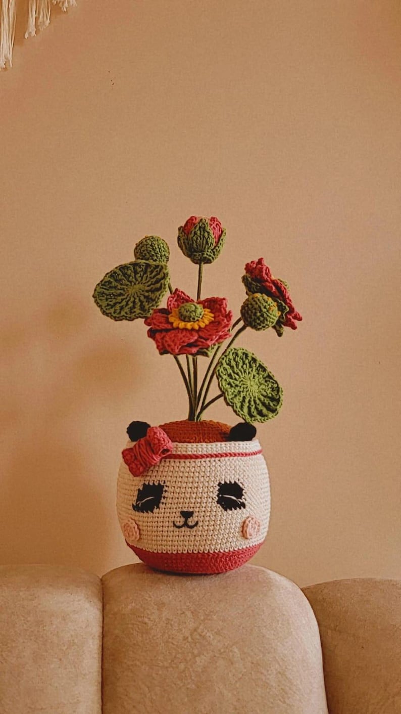 Pattern and Tutorial in Spanish of Lotus Flower in Panda Pot, Panda ...
