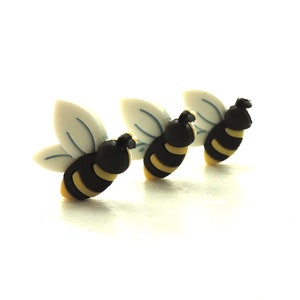 Bee Buttons by Buttons Galore // Novelty Sewing Scrapbooking Flying ...