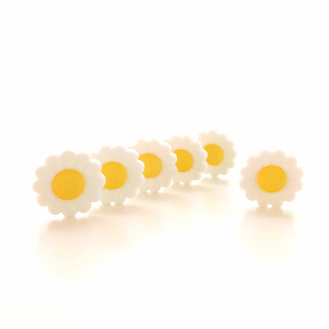 Rounded Daisy Buttons by Buttons Galore // Novelty Flower Floral ...