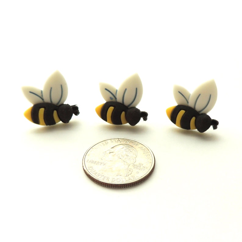Bee Buttons by Buttons Galore // Novelty Sewing Scrapbooking Flying ...