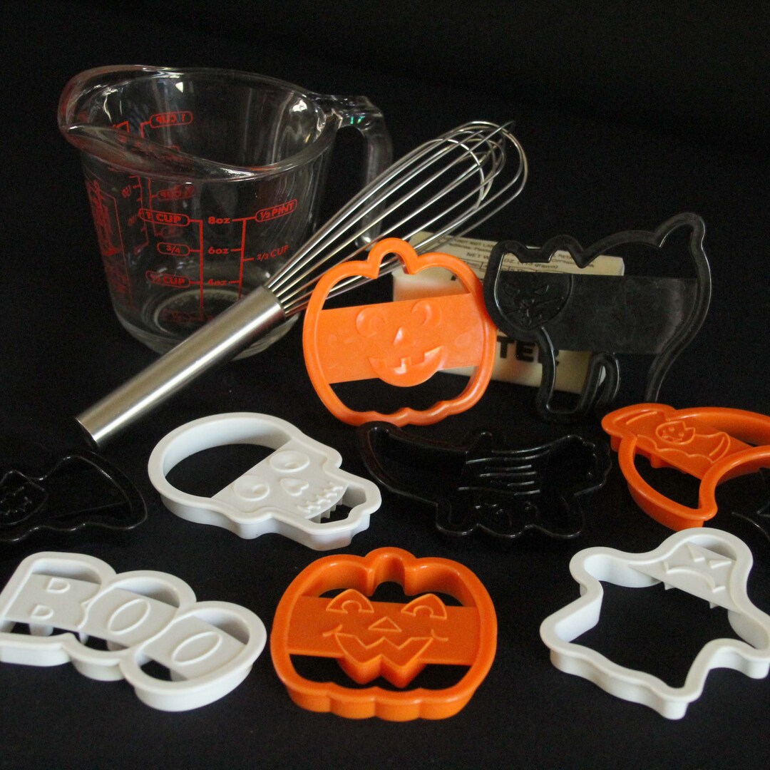 Wilton Halloween Cookie Cutter Set C. 1996 - Sugar Cookies - Retro ...