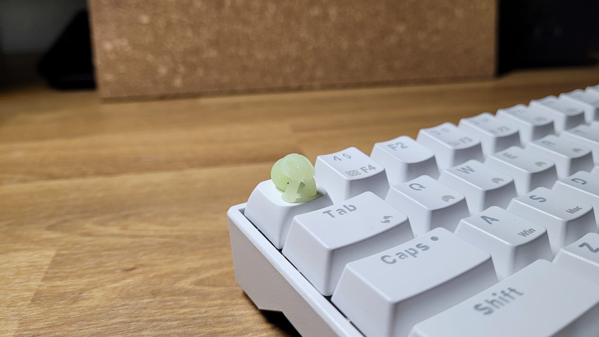 PEEPING UNDER! | Keycap | Smiskey - Etsy