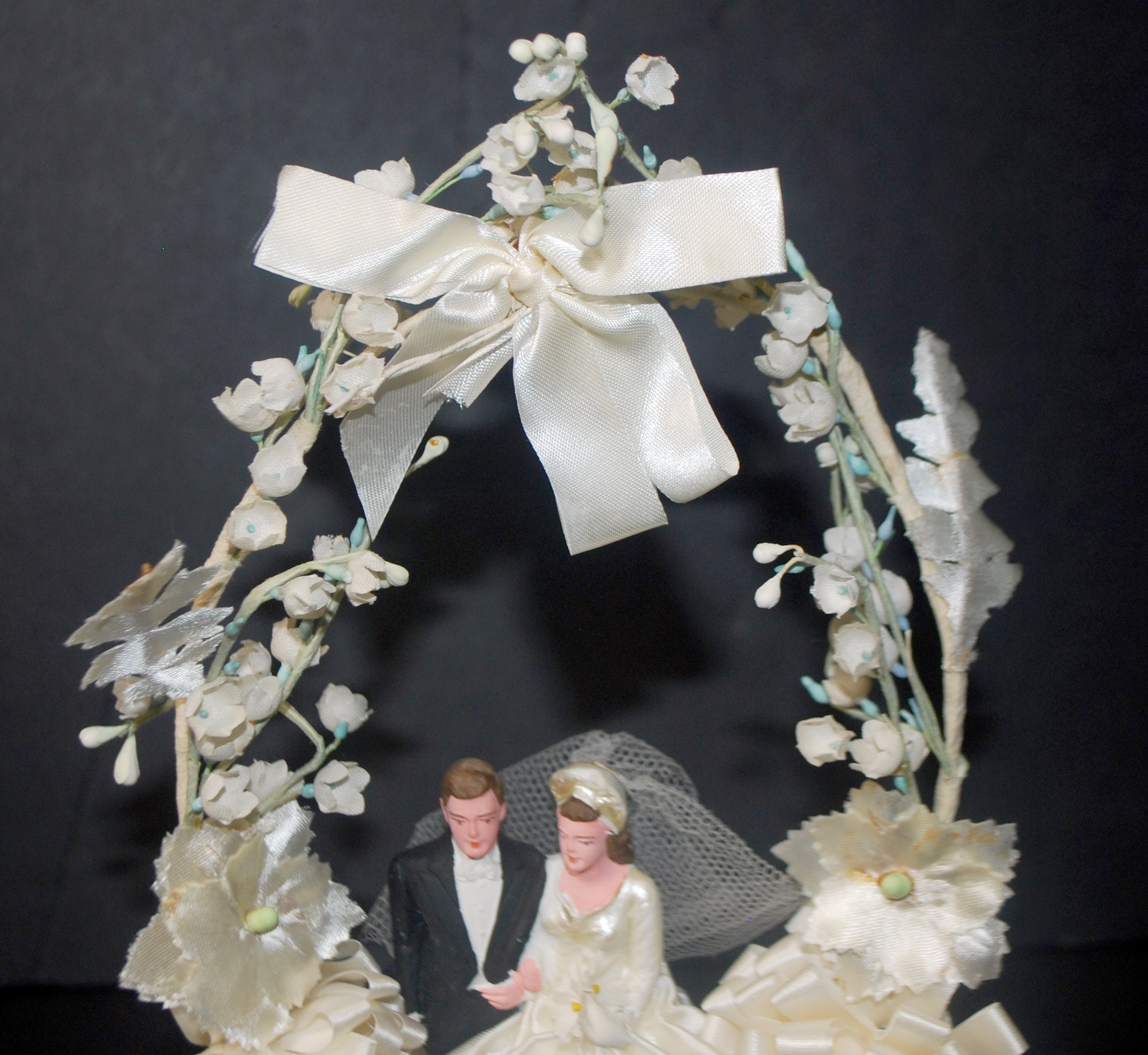 Vintage Arched Wedding Cake Topper Chalkware Bride & Groom Scalloped ...