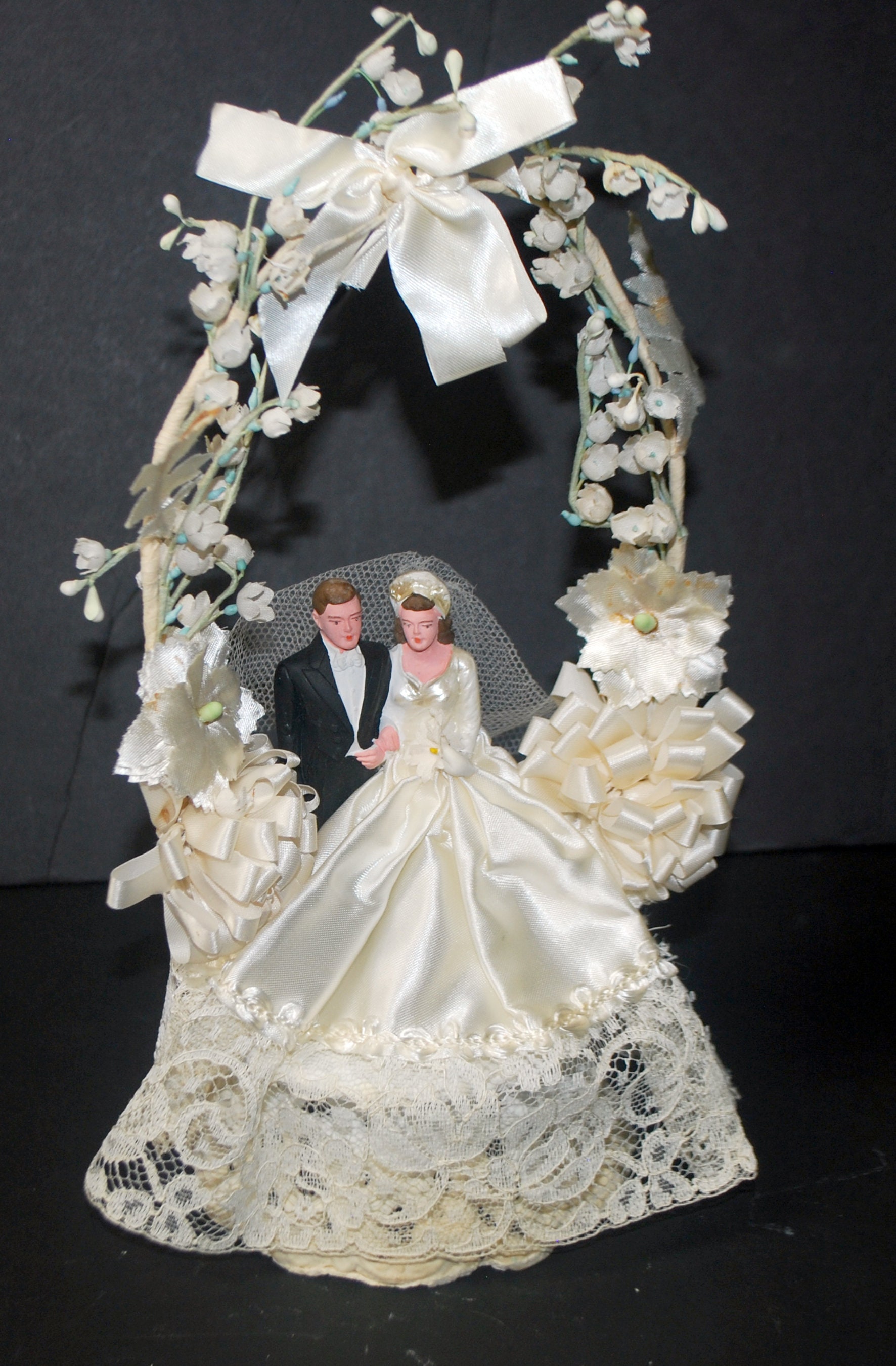 Vintage Arched Wedding Cake Topper Chalkware Bride & Groom Scalloped ...