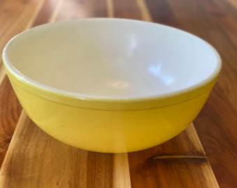 Large 1940s Vintage Pyrex Mixing Bowl, Early 4 Quart Yellow Nesting ...